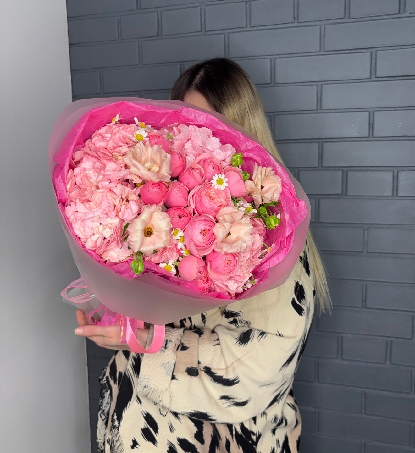 Весенний букет (гортензии, ранункулюсы Баттерфляй, пионовидные розы, кустовые ромашки)