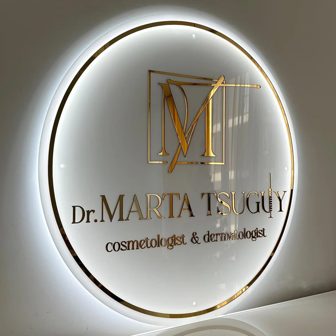 Светодиодная вывеска Dr. Marta Tsuguy, 30см, Frosted Backing