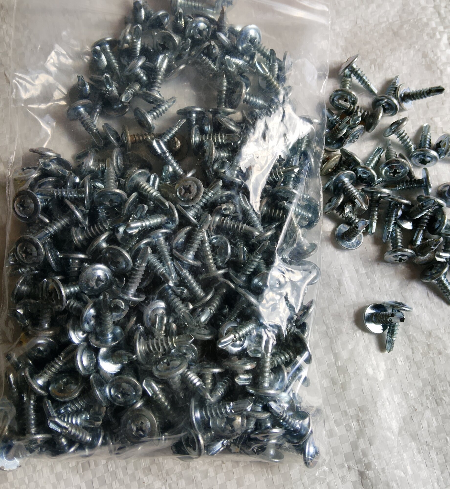 Саморез по металлу прессшайба со сверлом , оцинкованный 4,2 х 16 мм 650 грамм.