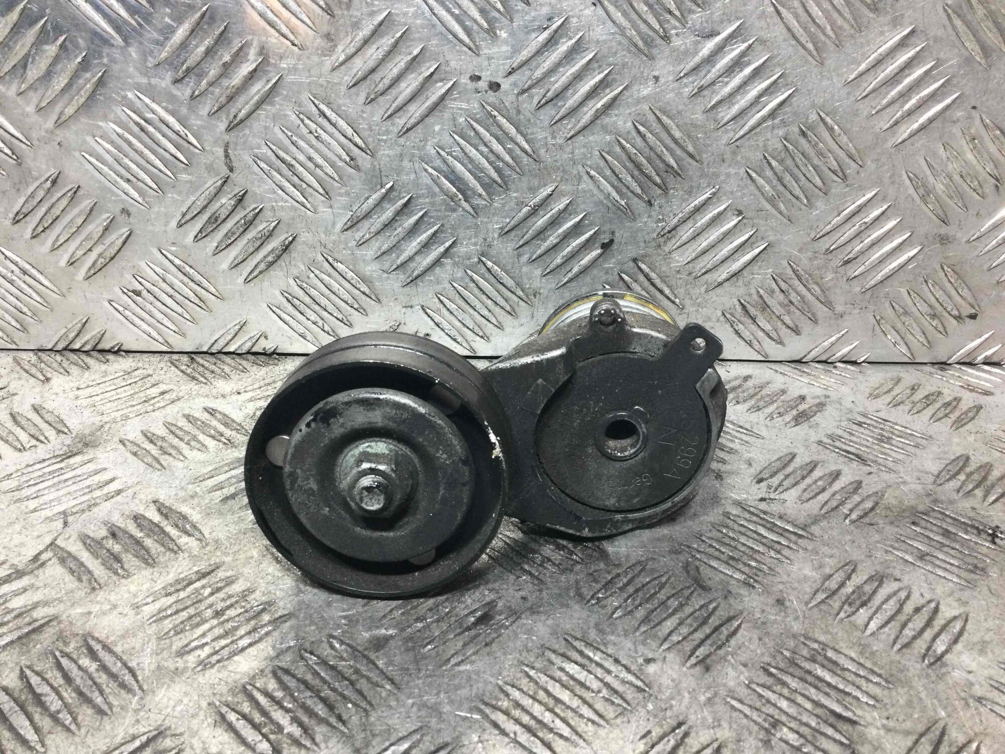 Б/У Натяжитель ремня генератора Volkswagen Golf 4 поколение (1997-2004) 1999 г.