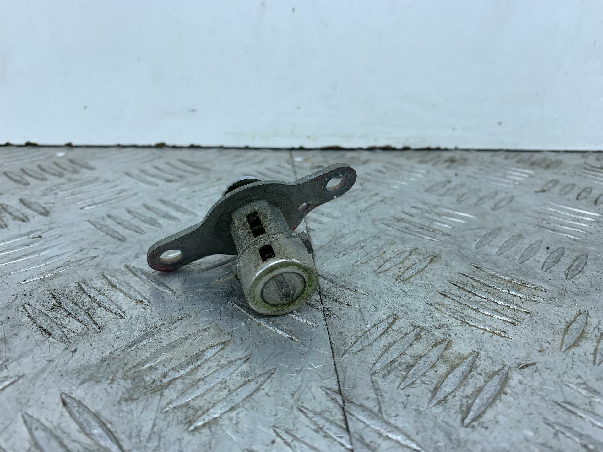 Личинка замка крышки багажника Chevrolet Spark M300 2012