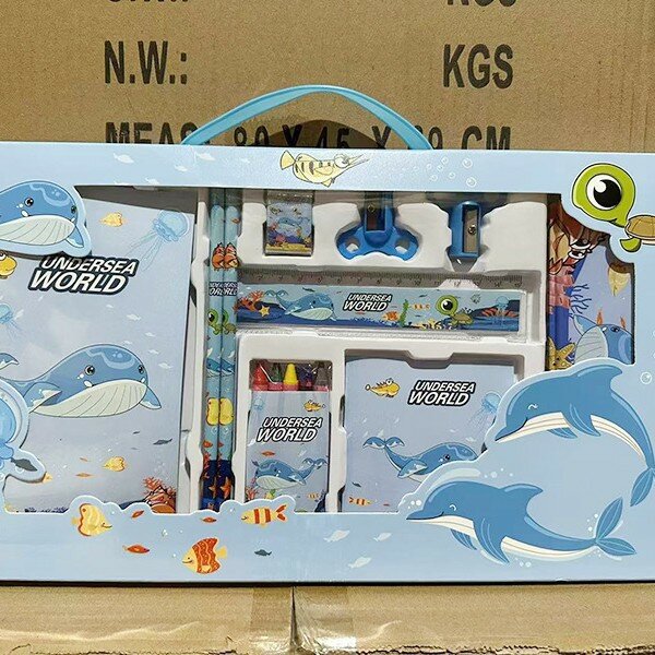 Подарки для учеников начальной школы, детские подарки, призы, школьные принадлежности, наборы канцелярских товаров к началу учебного года, подарочные коробки оптом.