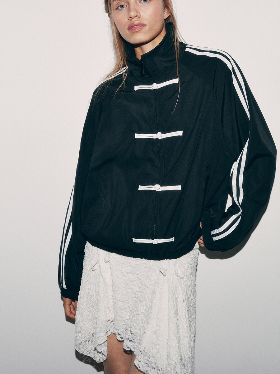 Бомбер с лампасами и воротником-стойкой