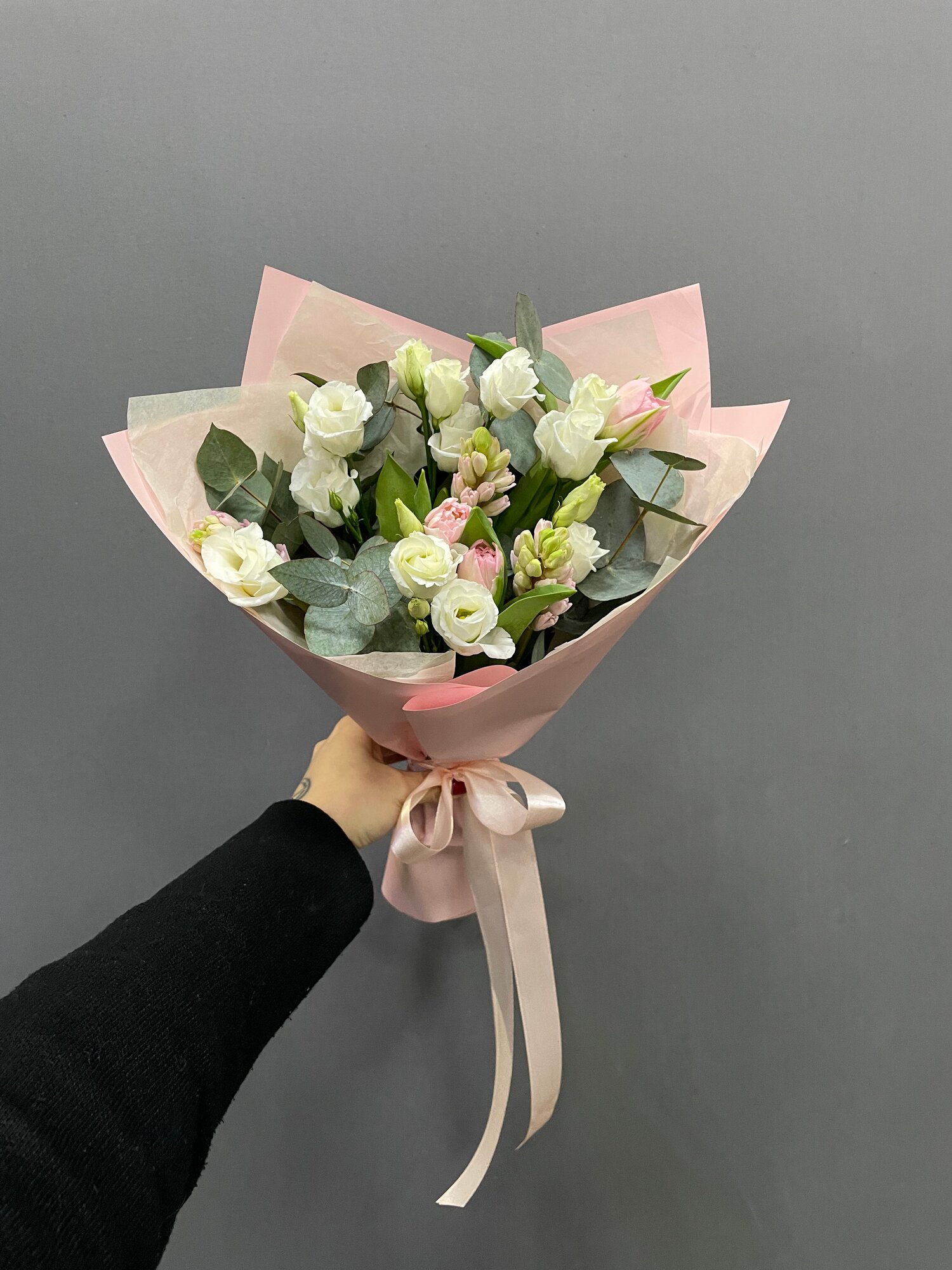 Букет - комплимент из тюльпанов, гиацинтов, эустомы и эвкалипта в упаковке с лентой
