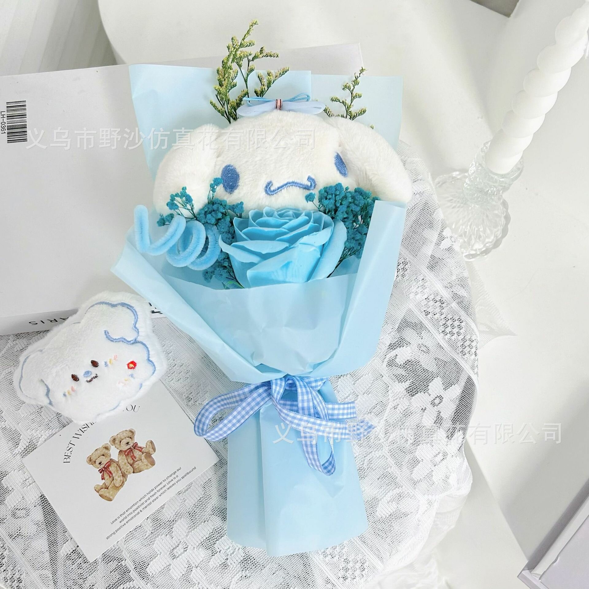 На прилавках можно приобрести букеты из плюшевых игрушек, гипсофилу, небольшие букетики из мыльных цветов, подарки ко Дню святого Валентина в период выпускных и многое другое.