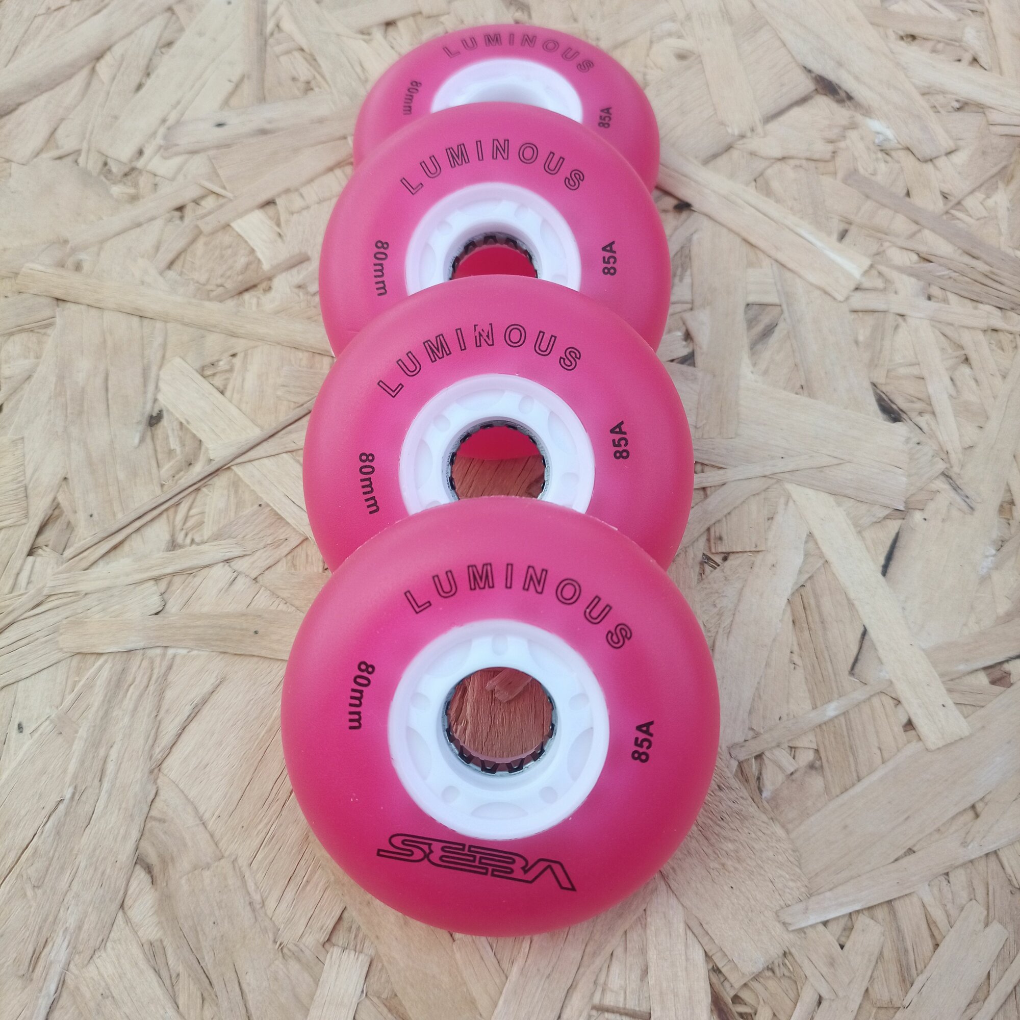 Колеса для роликов Luminous 80мм 85а жесткость 8шт. Светящиеся красным с магнитными втулками.