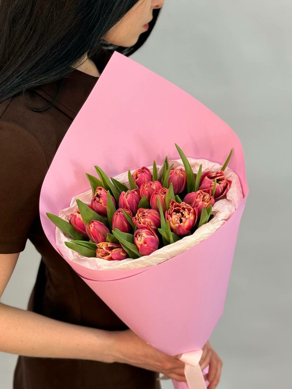 Монобукет из 15 пионовидных тюльпанов Колумбус в розовом фоамиране