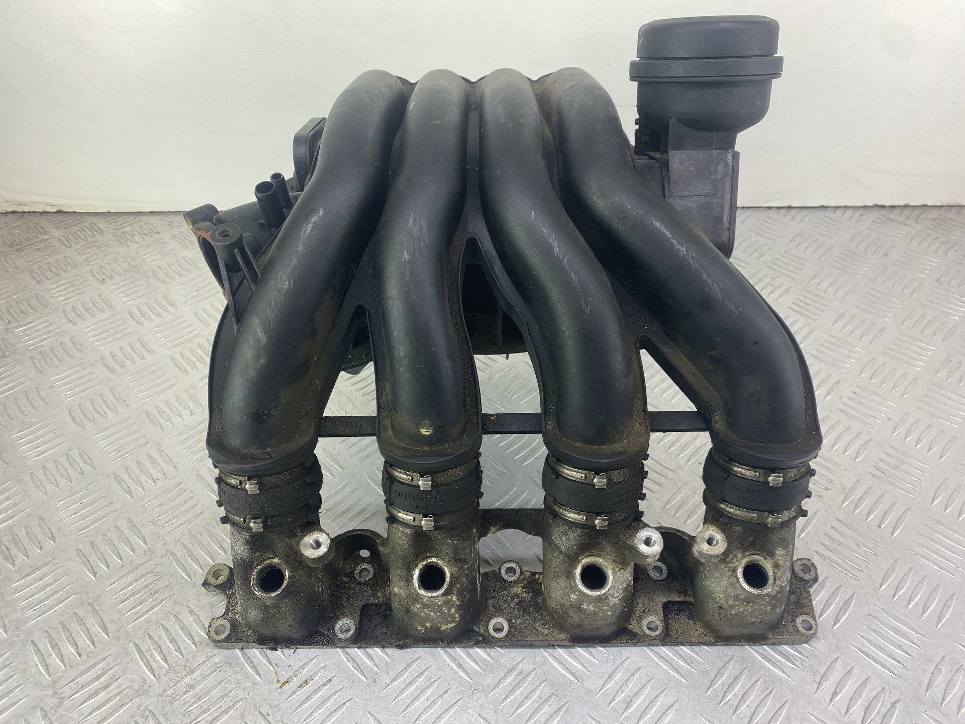 Впускной коллектор Volkswagen Passat B5 1999 06B133210N