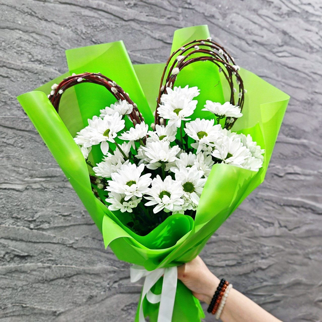Сердце из ромашек и вербы. Букет из кустовых хризантем с живой вербой