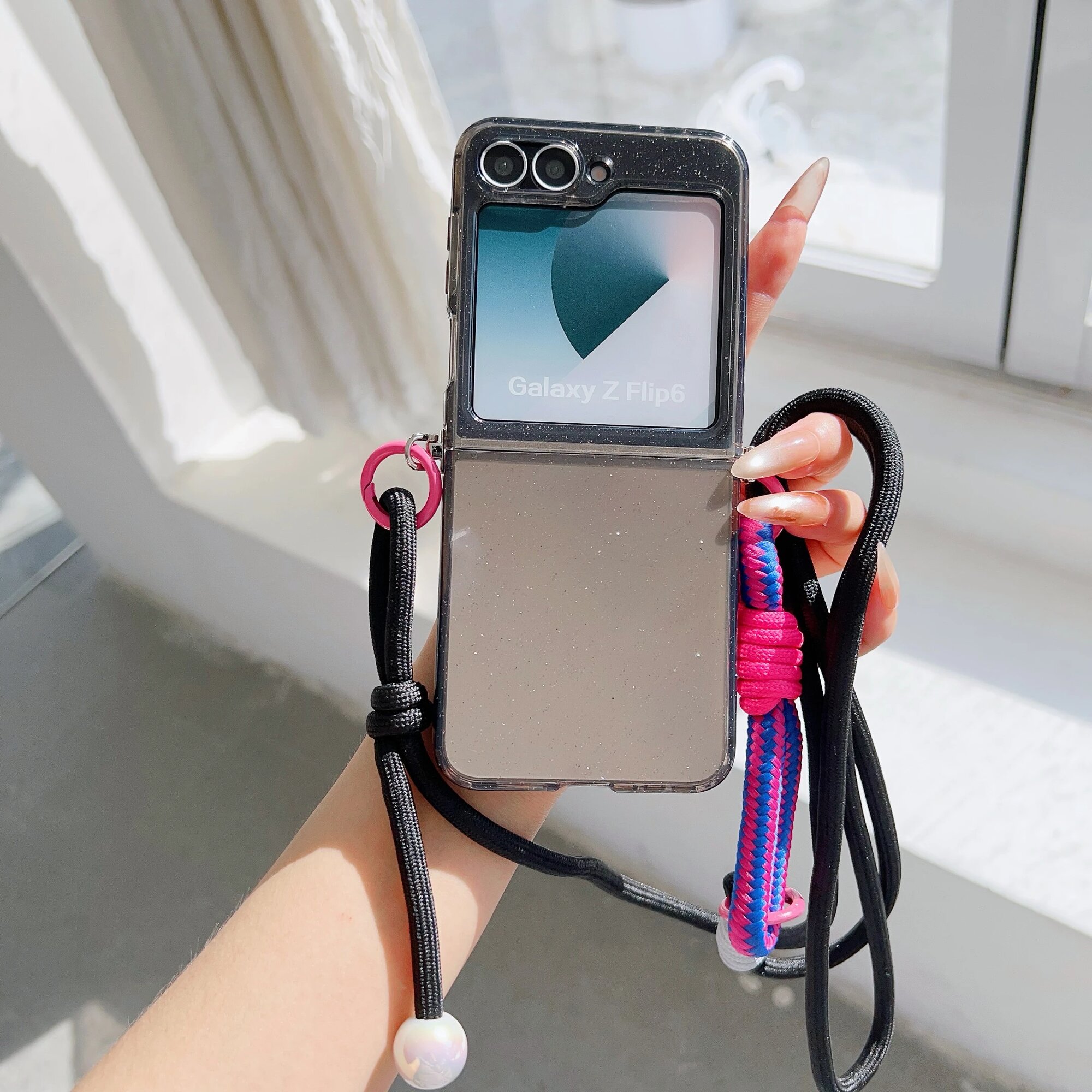 Чехол для Motorola Razr 50 Ultra, черный, с плечевым ремешком