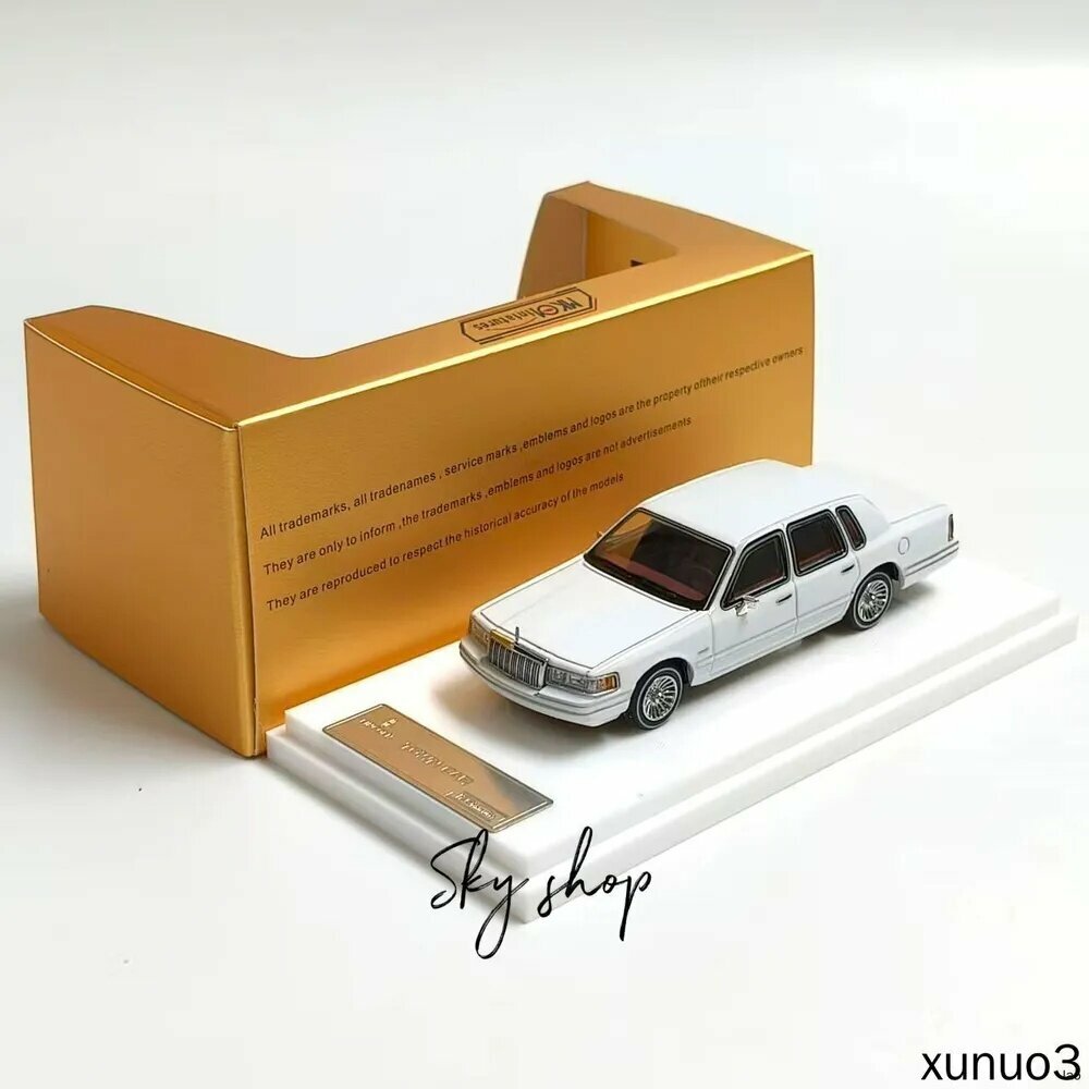 Машинка MK Miniatures 1:64 Lincoln Town Car