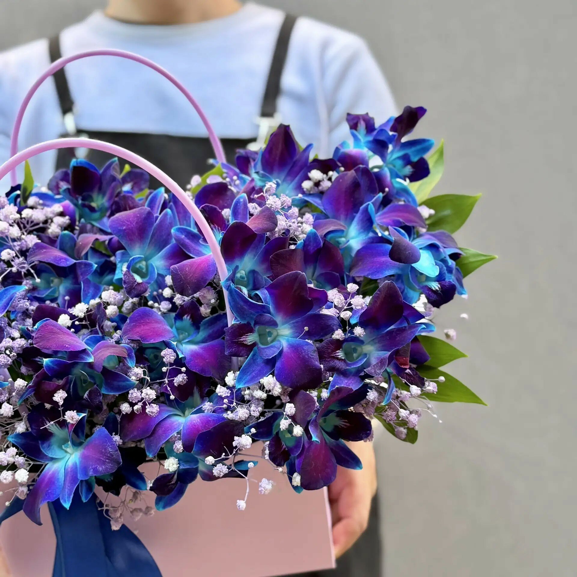 Букет Rybe flowers"Орхидея", в сумочке, синие орхидеи и гипсофила — фото 1