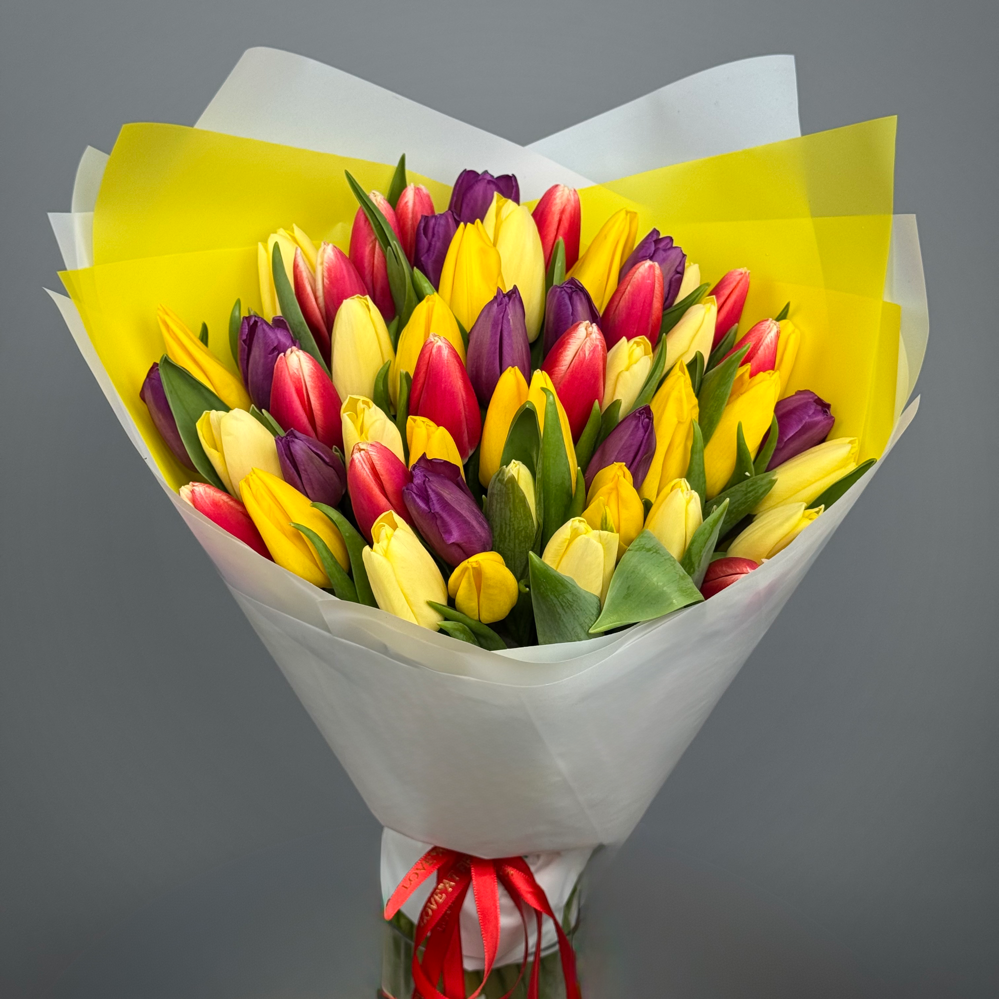 Букет из 51 тюльпанов яркий микс в стильной упаковке. «365 Поводов» - живые цветы с доставкой