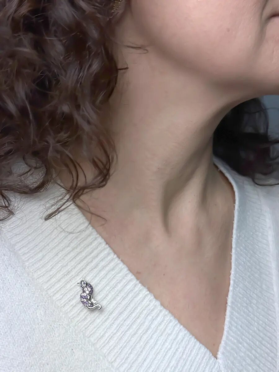 Брошь, серебро, 925 проба, чернение, родирование, сапфир синтетический, аметист синтетический, сапфир