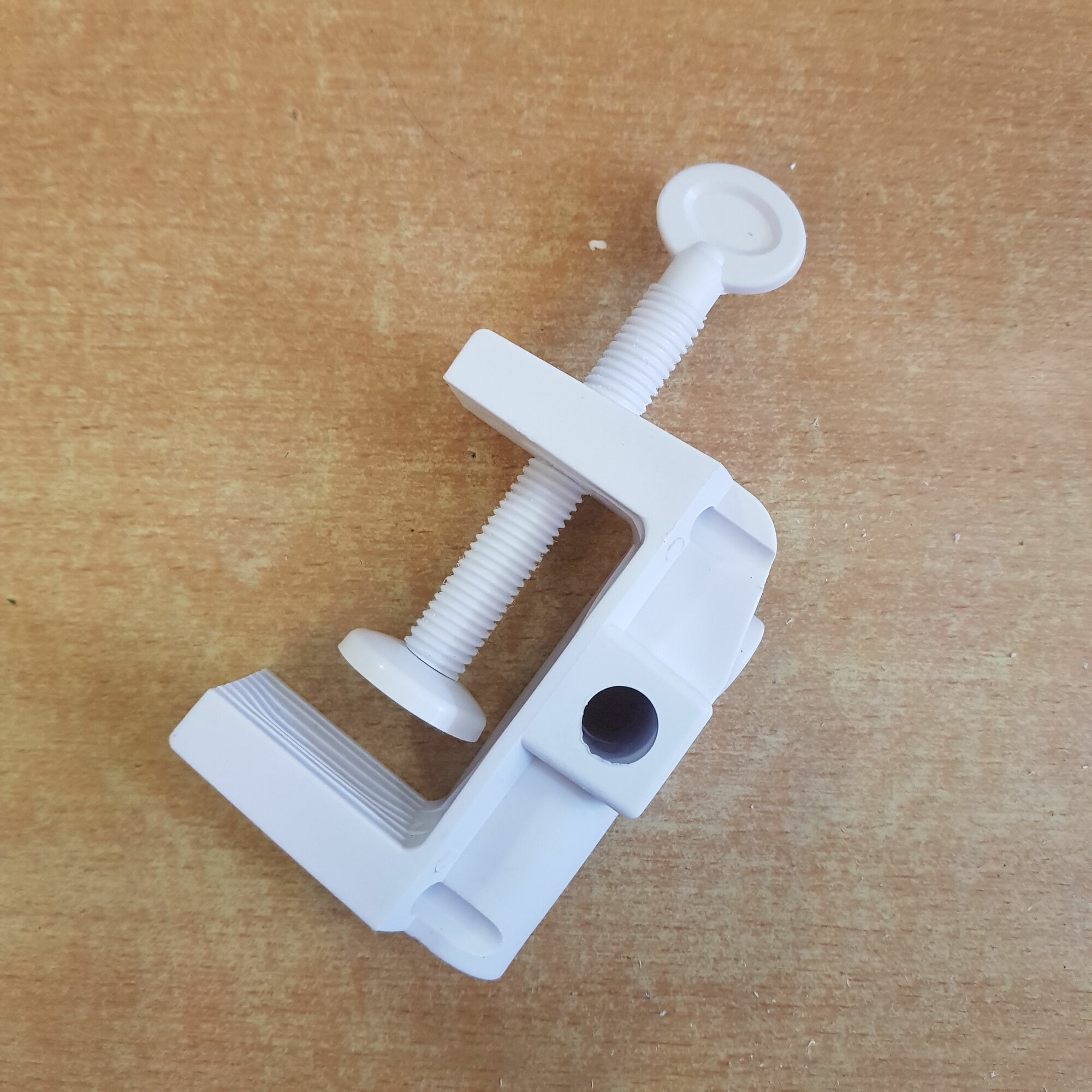 Струбцина для крепления настольной лампы к столу шириной до 5,5см, 9х3,5х6,5см, 5678А