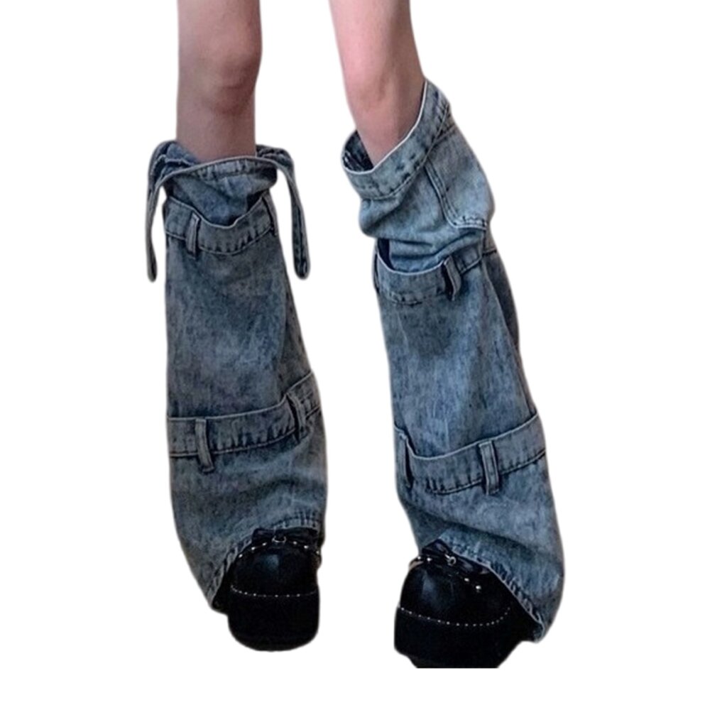 Асимметричные стираные джинсы, гетры с бандажным ремешком, расклешенные бахилы в стиле панк