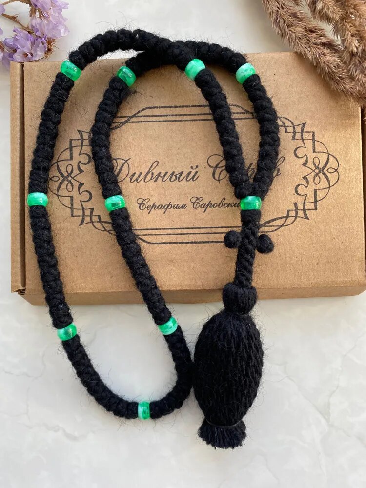 Четки ручной работы из шерсти православные 100 узлов 430 мм черные с зелеными бусинами