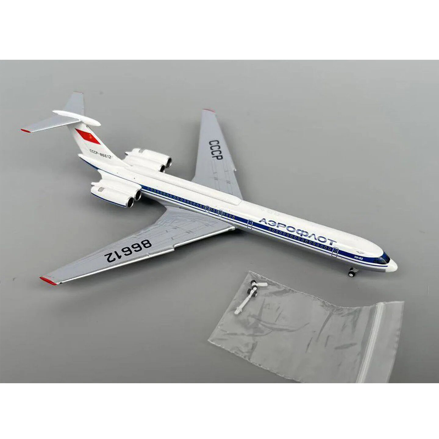 Статическая модель самолета ИЛ-62 СССР-86612 1/400 масштаба