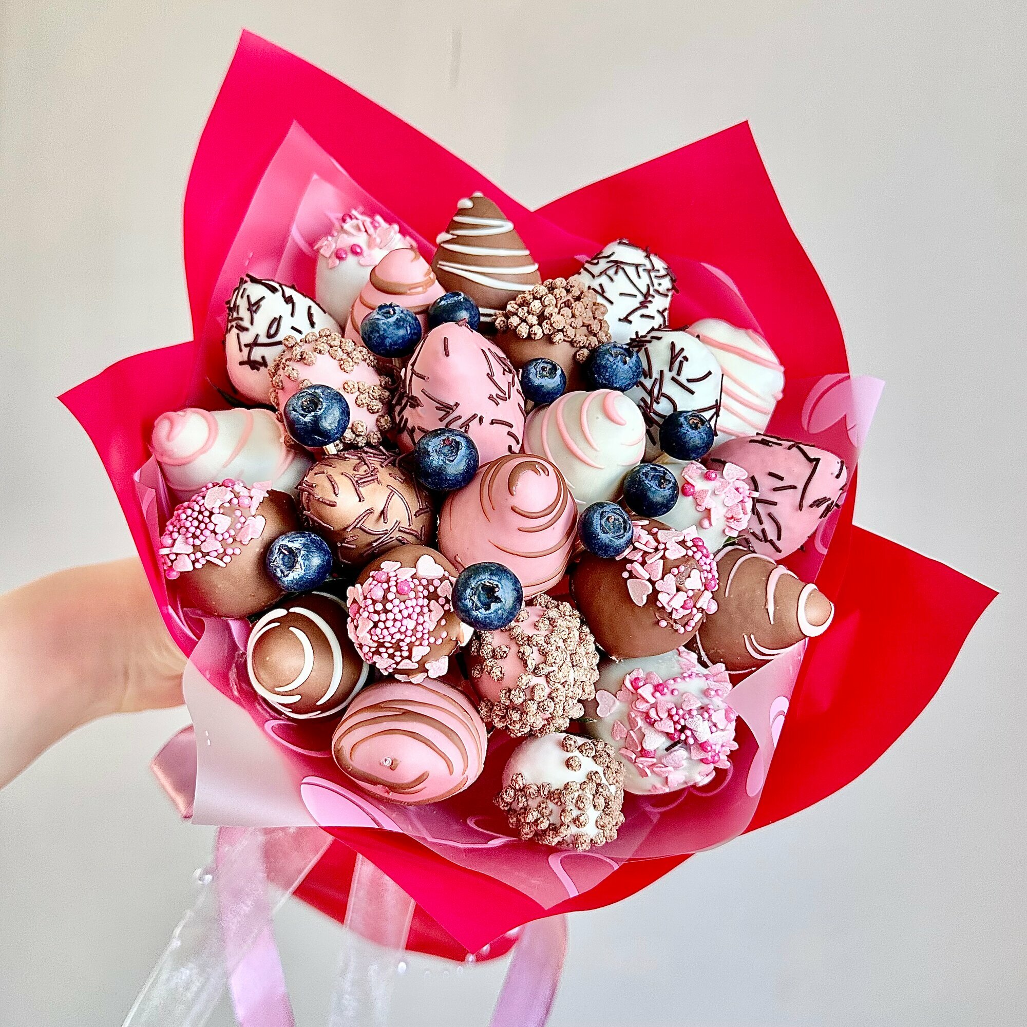 Премиум букет клубники в бельгийском шоколаде с голубикой 550 грамм