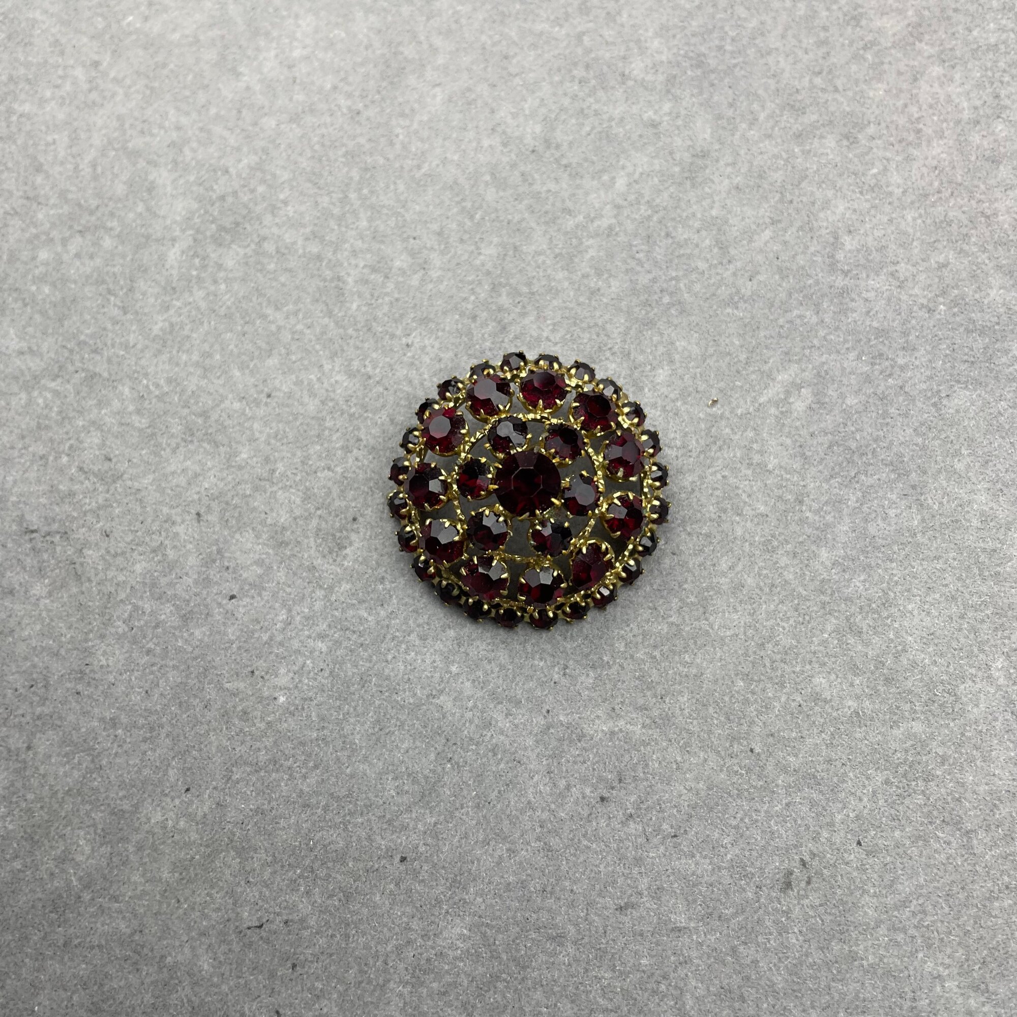 Брошь винтаж темно красный камень