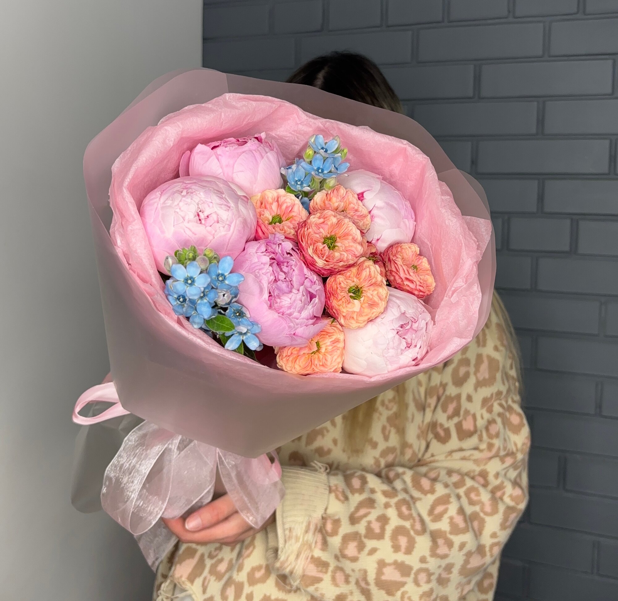 Букет (розовые пионы Сара Бернар, кустовые пионовидные розы Мандарин, незабудки)