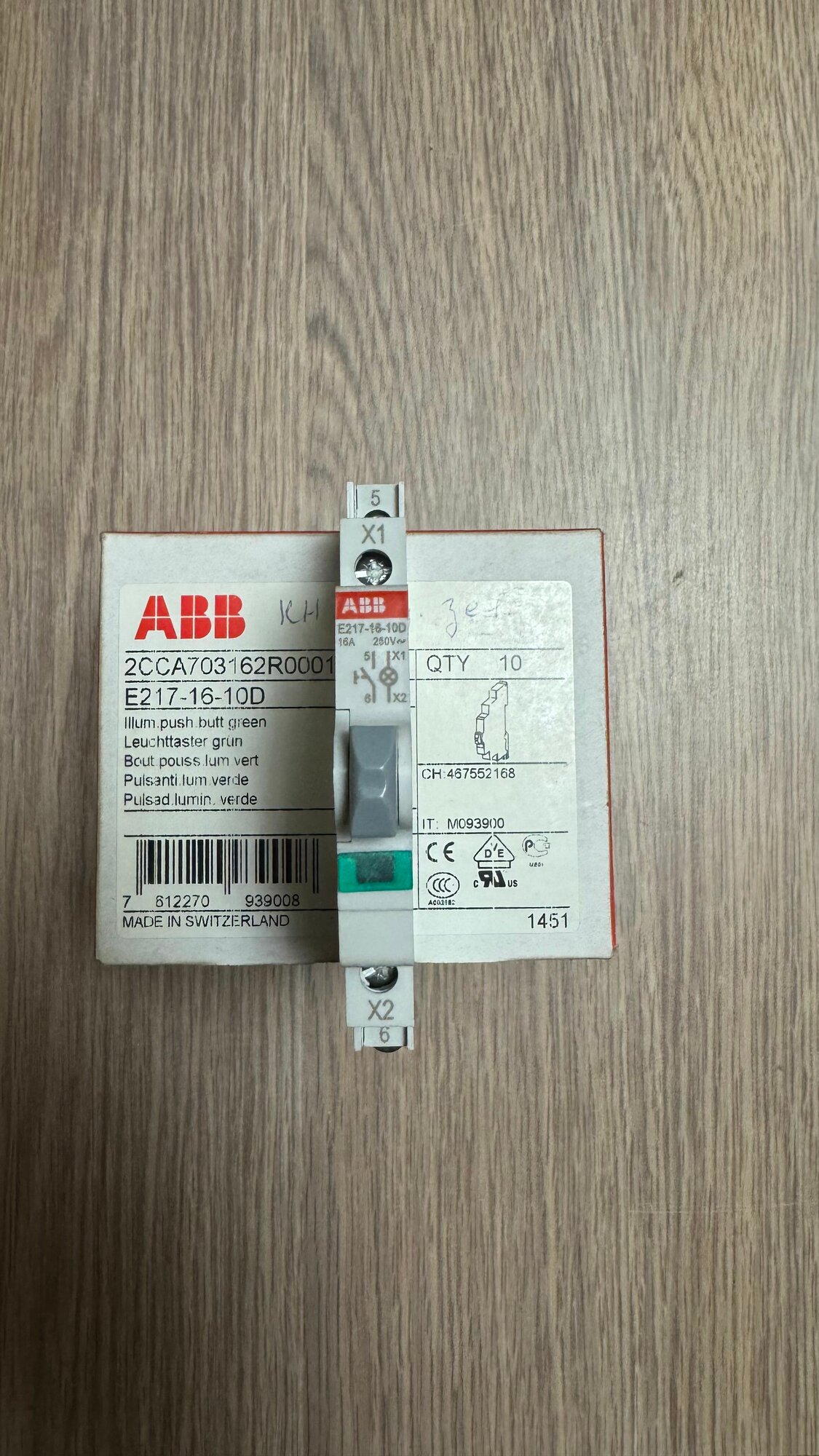 Выключатель кнопочный с подсветкой зеленый ABB E217-16-10D 2CCA703162R0001