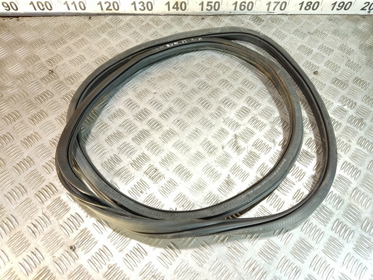 Уплотнитель двери передней левой SKODA Octavia 2013-2020 5E0867365