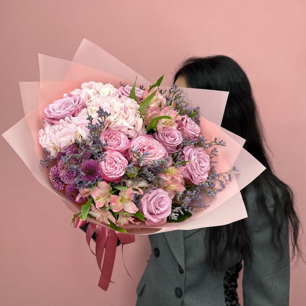 Букет "Фиолетовая радость" из кустовых роз, гортензии и альстромерий, круглый, высотой 35 см.