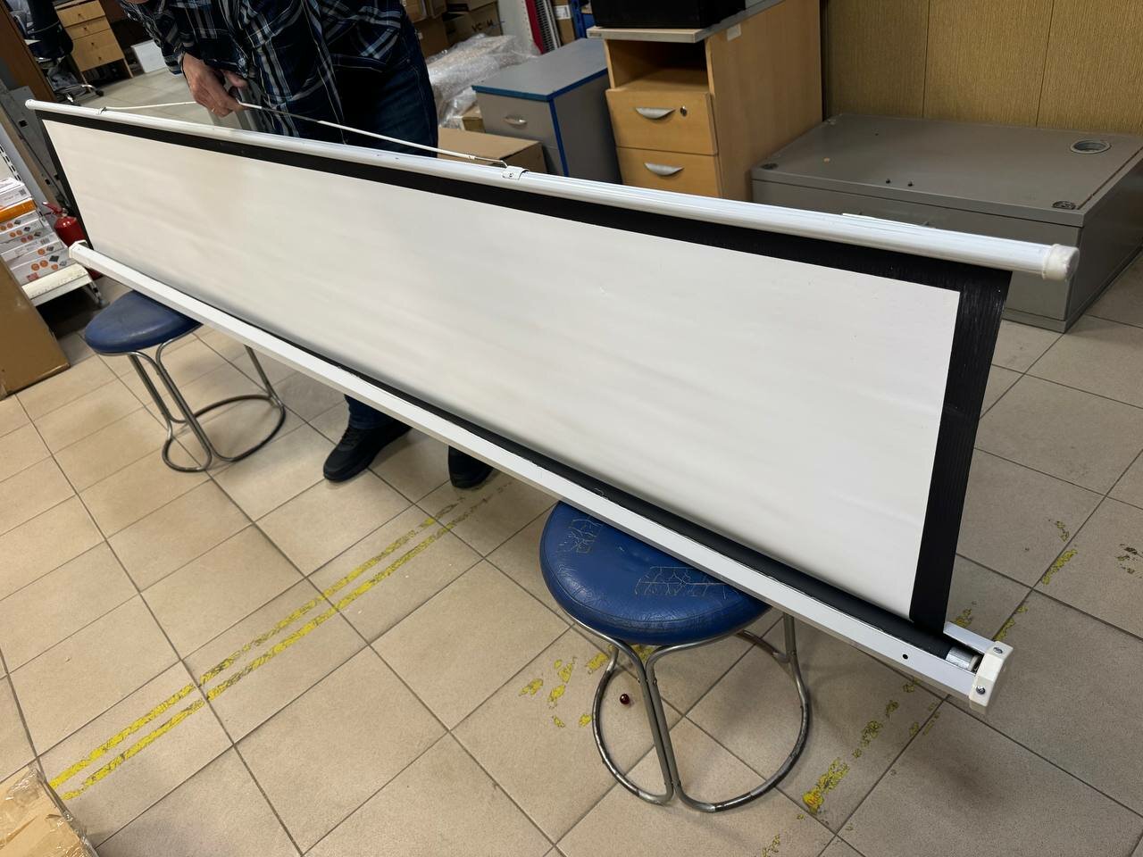 (Уценка) Экран Hiper Cinema STP 16x9-120, 149x266смх16:9, напольный, рулонный (без штатива, вмятины)