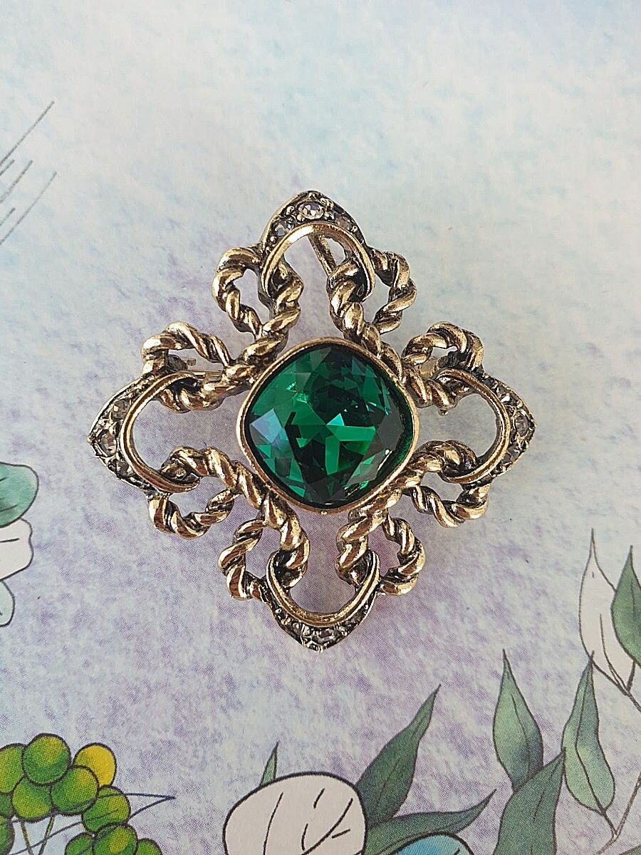 Брошь, стразы