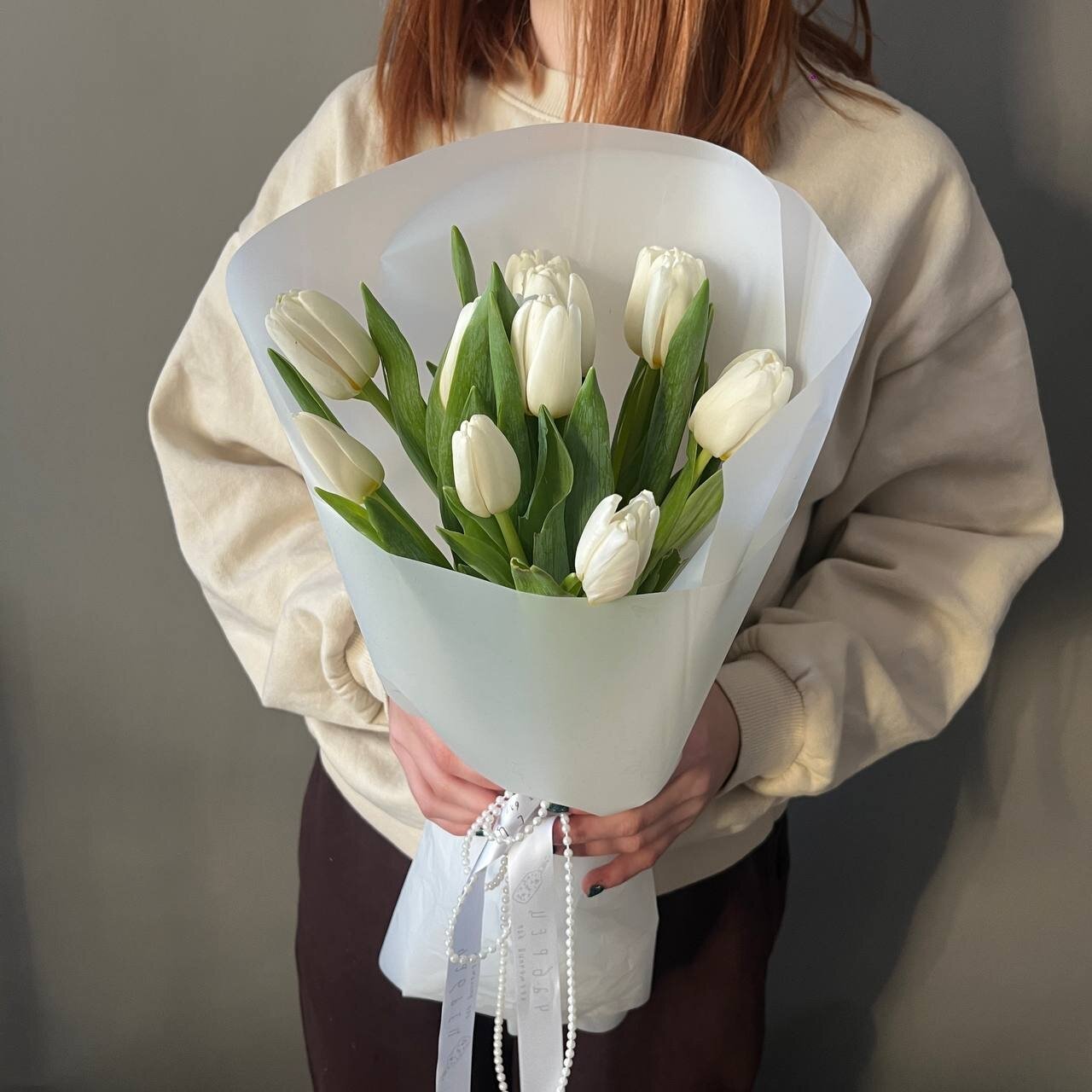 Монобукет из 11 белых тюльпанов, идеальный подарок любимой девушке