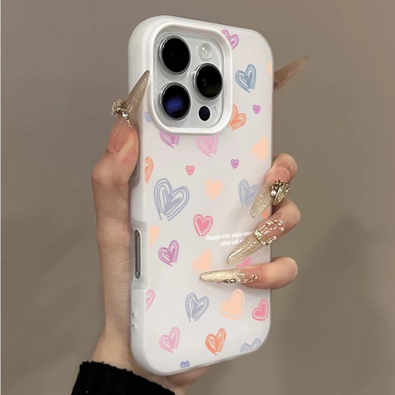 Белый чехол для iPhone 15 Pro Max с сердечками