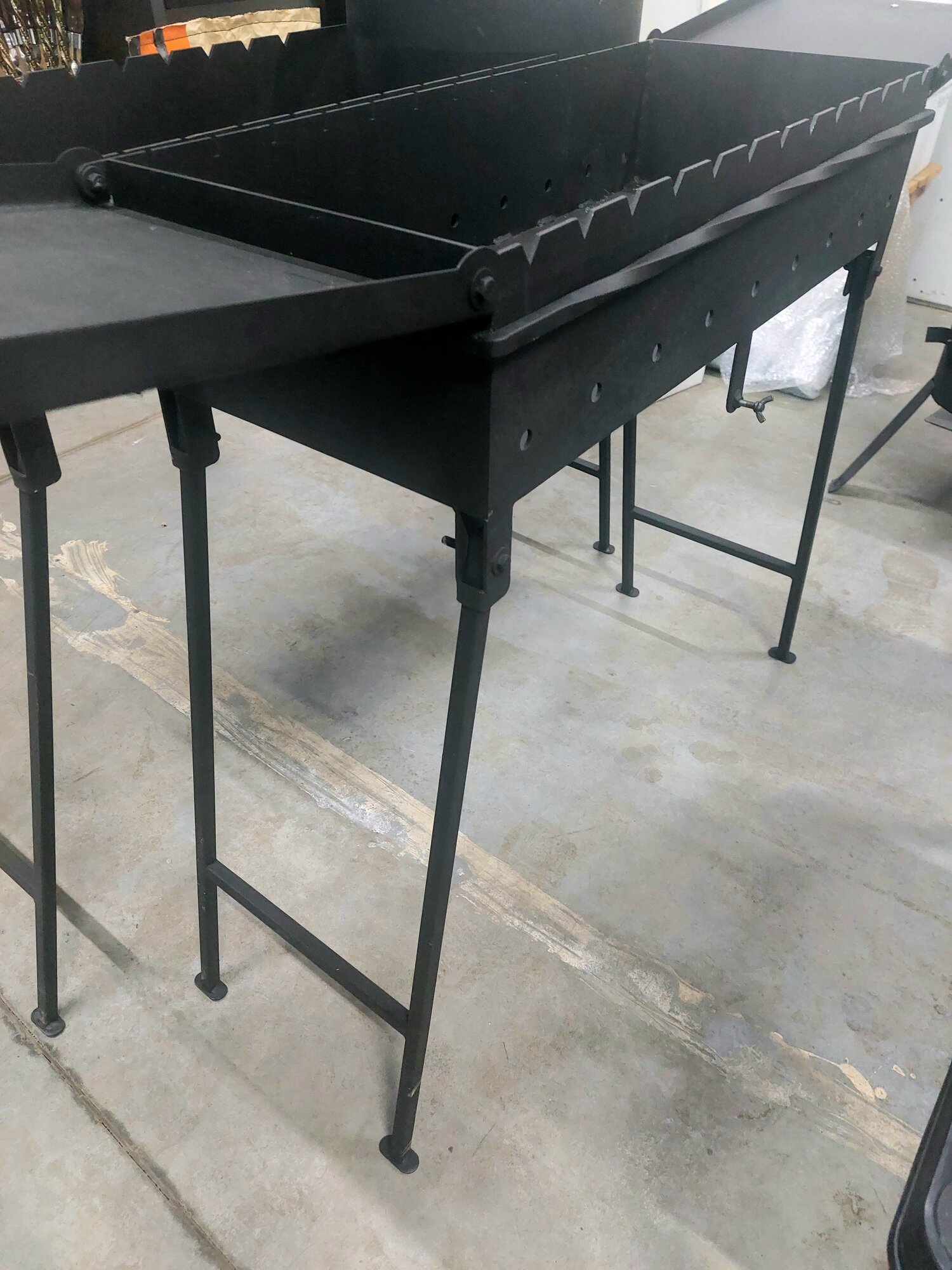 Мангал "Optimus" 4 мм, с боковыми полочками, крышкой, складные ножки