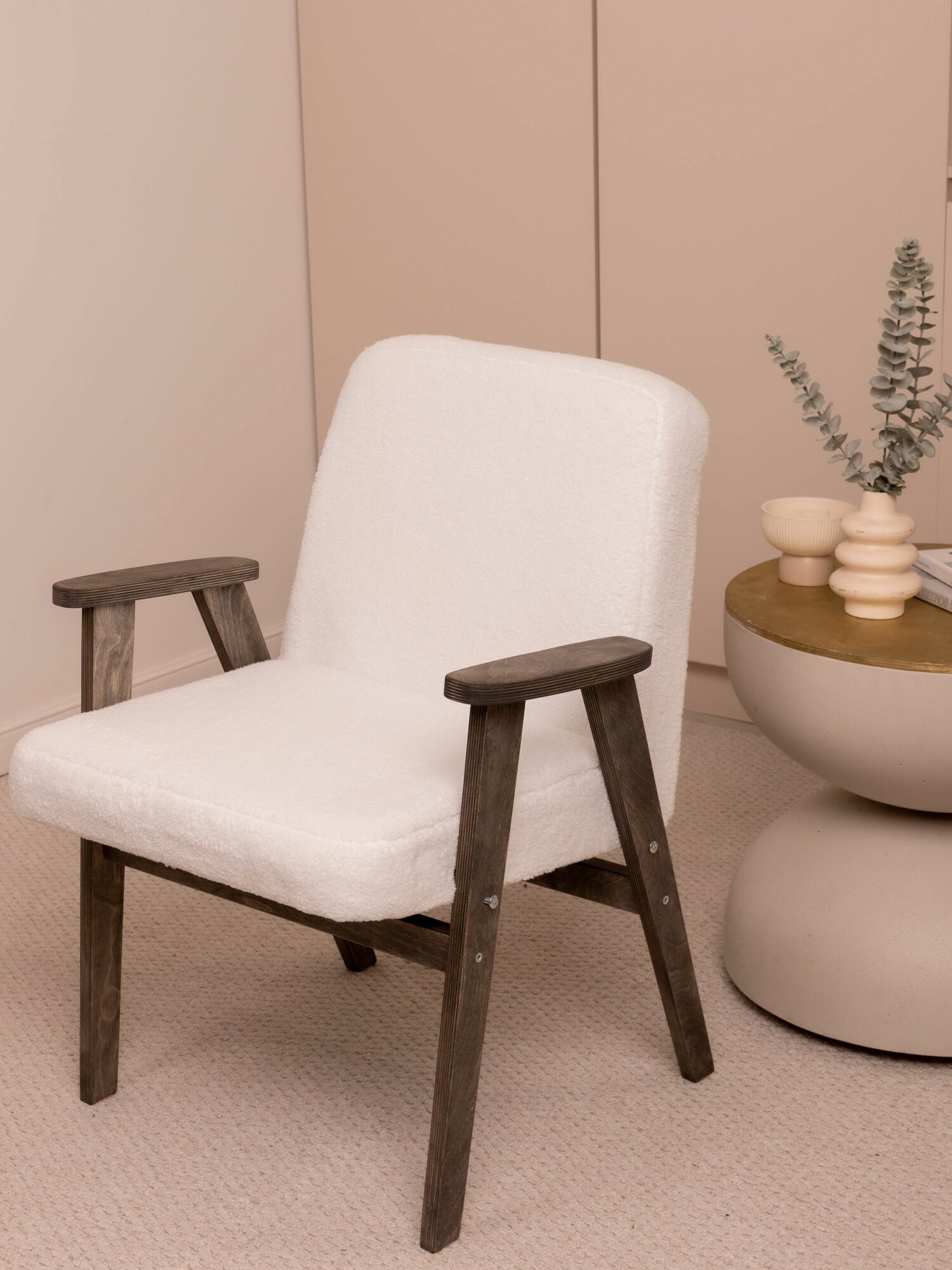 Кресло мягкое для дома и дачи Галант на высоких деревянных ножках с подлокотниками