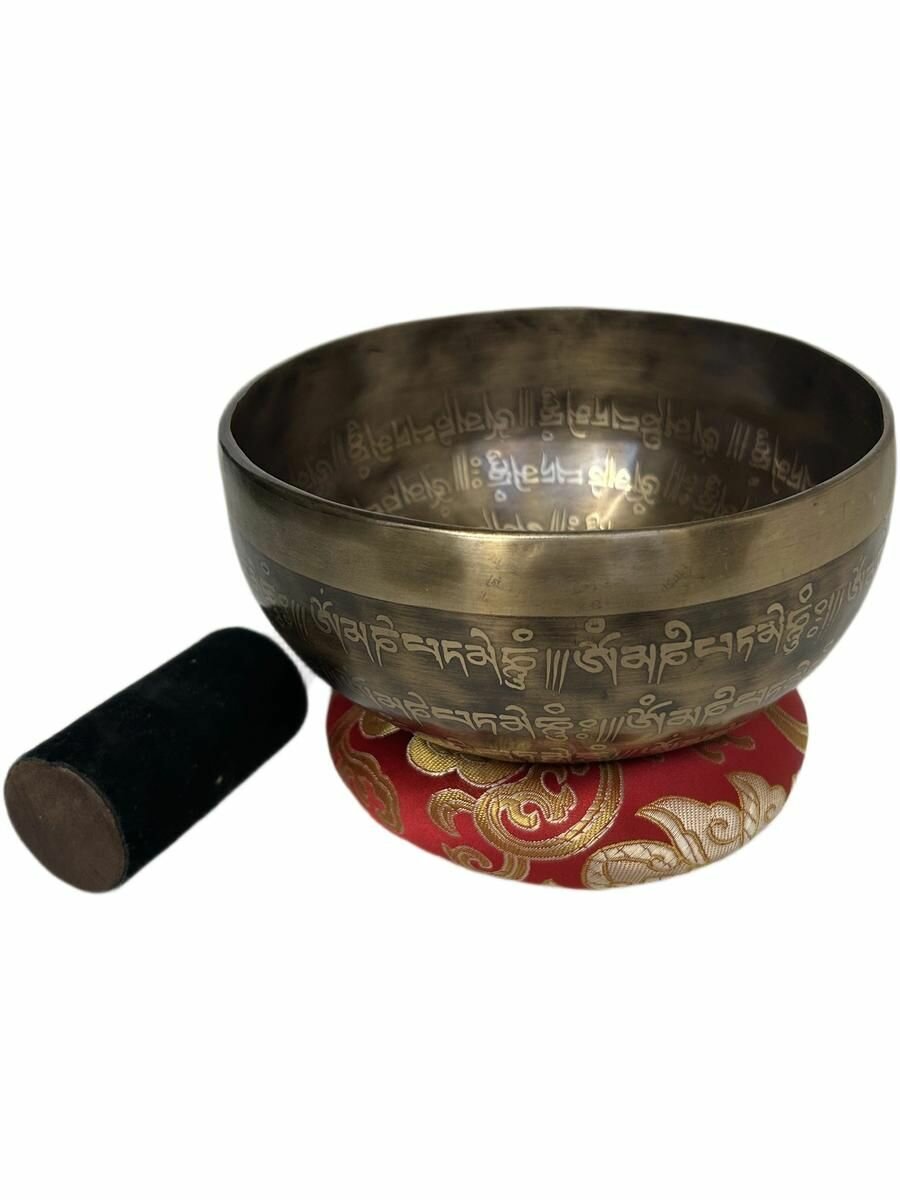 Тибетская поющая чаша тёмная с буддийскими символами (кованая): диаметр 16.5 см, нота Си, 253 Гц, частота вибрации: 309 Гц, в комплекте со стиком и подушечкой