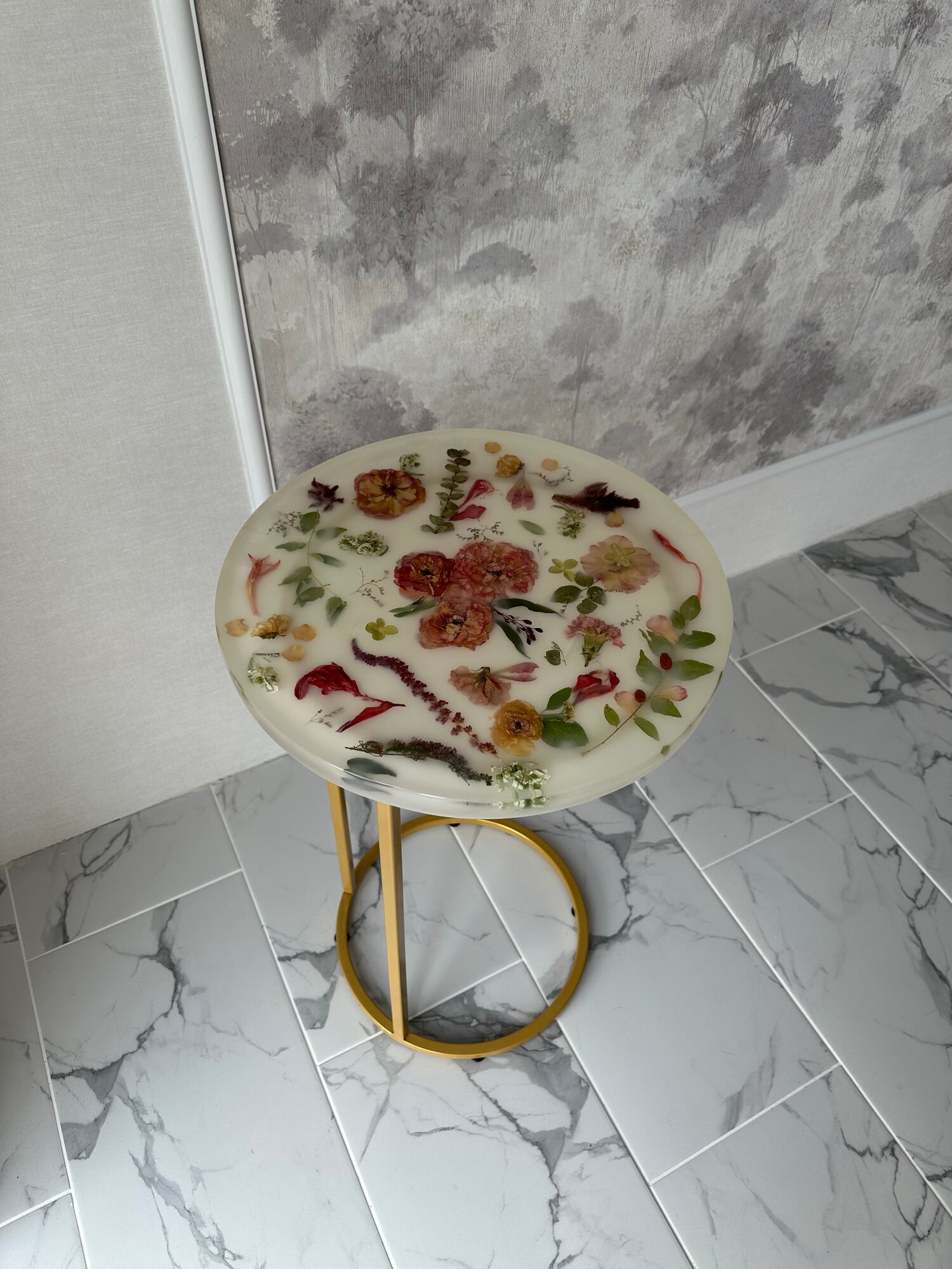 Стол журнальный из эпоксидной смолы с цветами дизайнерский круглый 44см