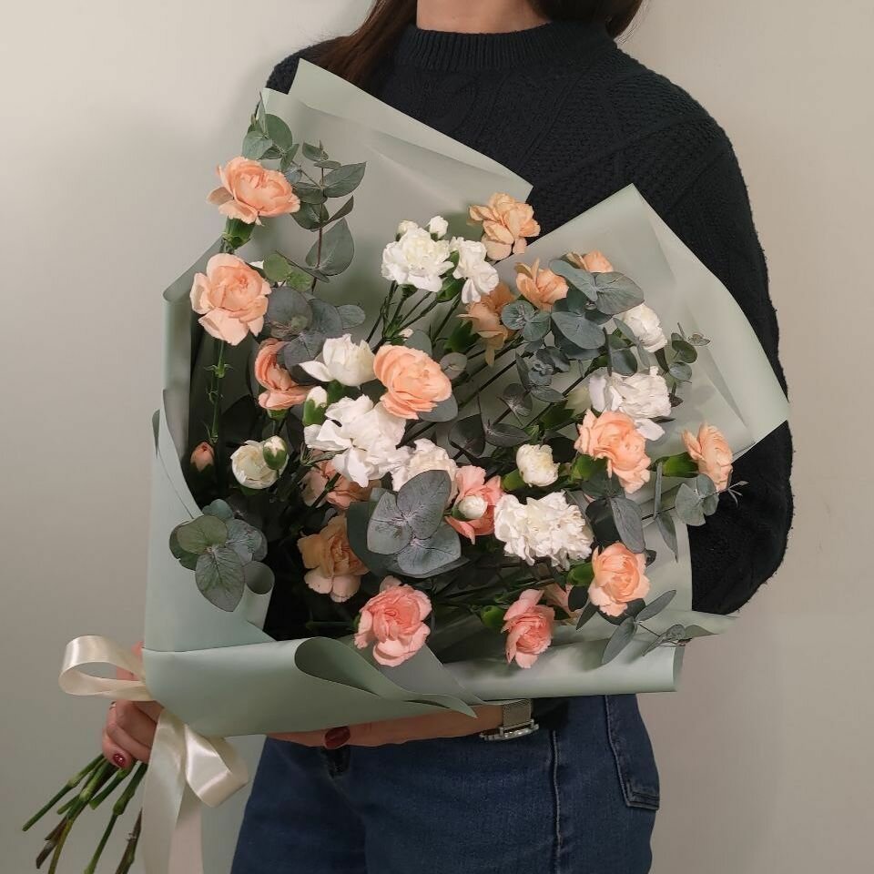 Микс 11 веток персиковой и белой кустовых гвоздик с эвкалиптом