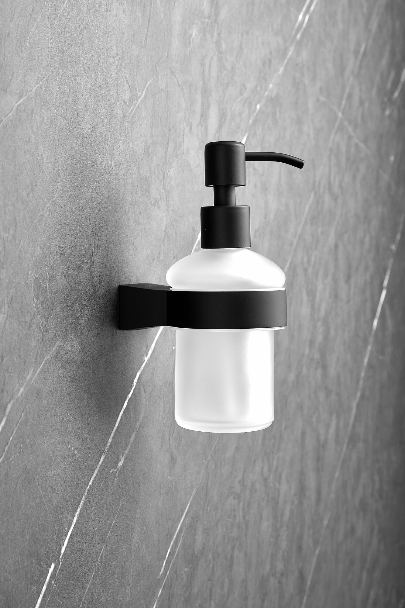 Дозатор для жидкого мыла механический, диспенсер стеклянный черный BELZ B91427