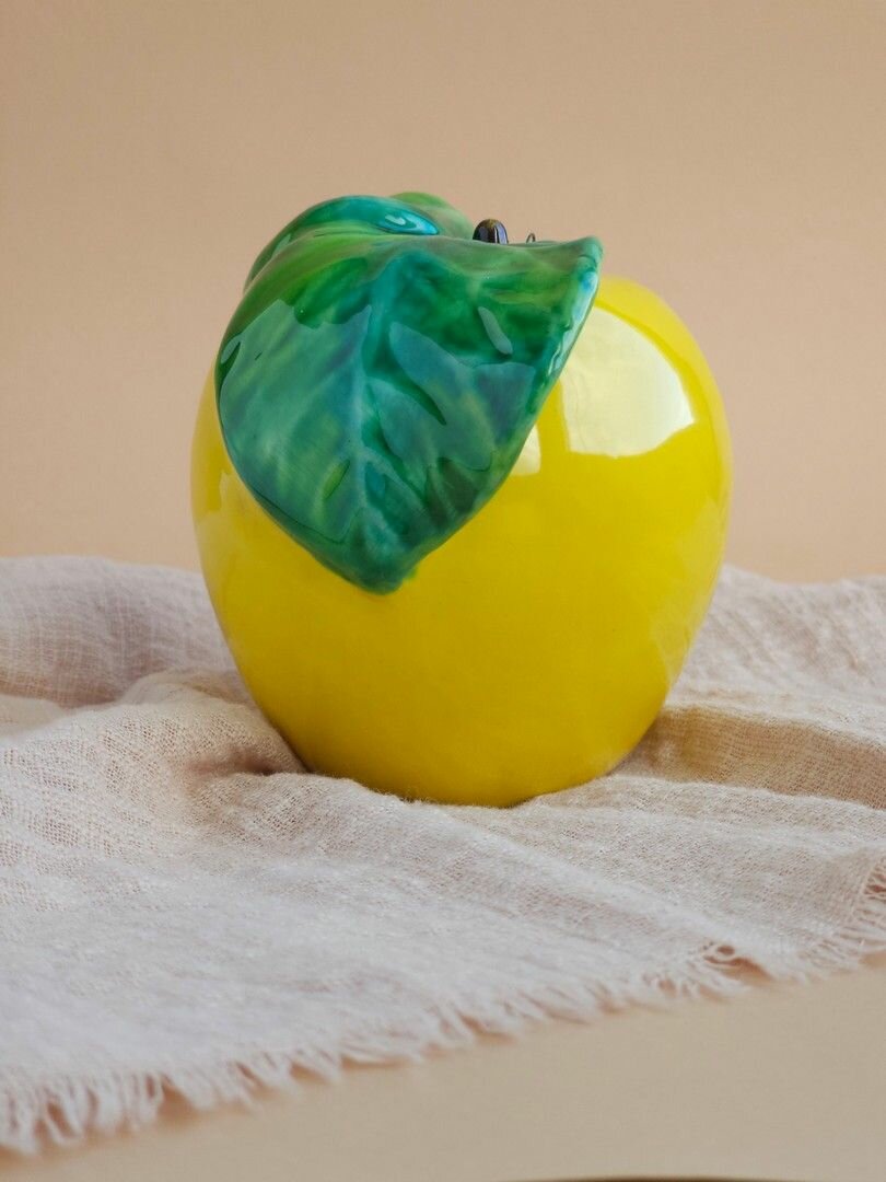 Керамический фрукт "Наливное яблоко (жёлтое)". Ярославская майолика. Керамика ручной работы. Сделано в России.