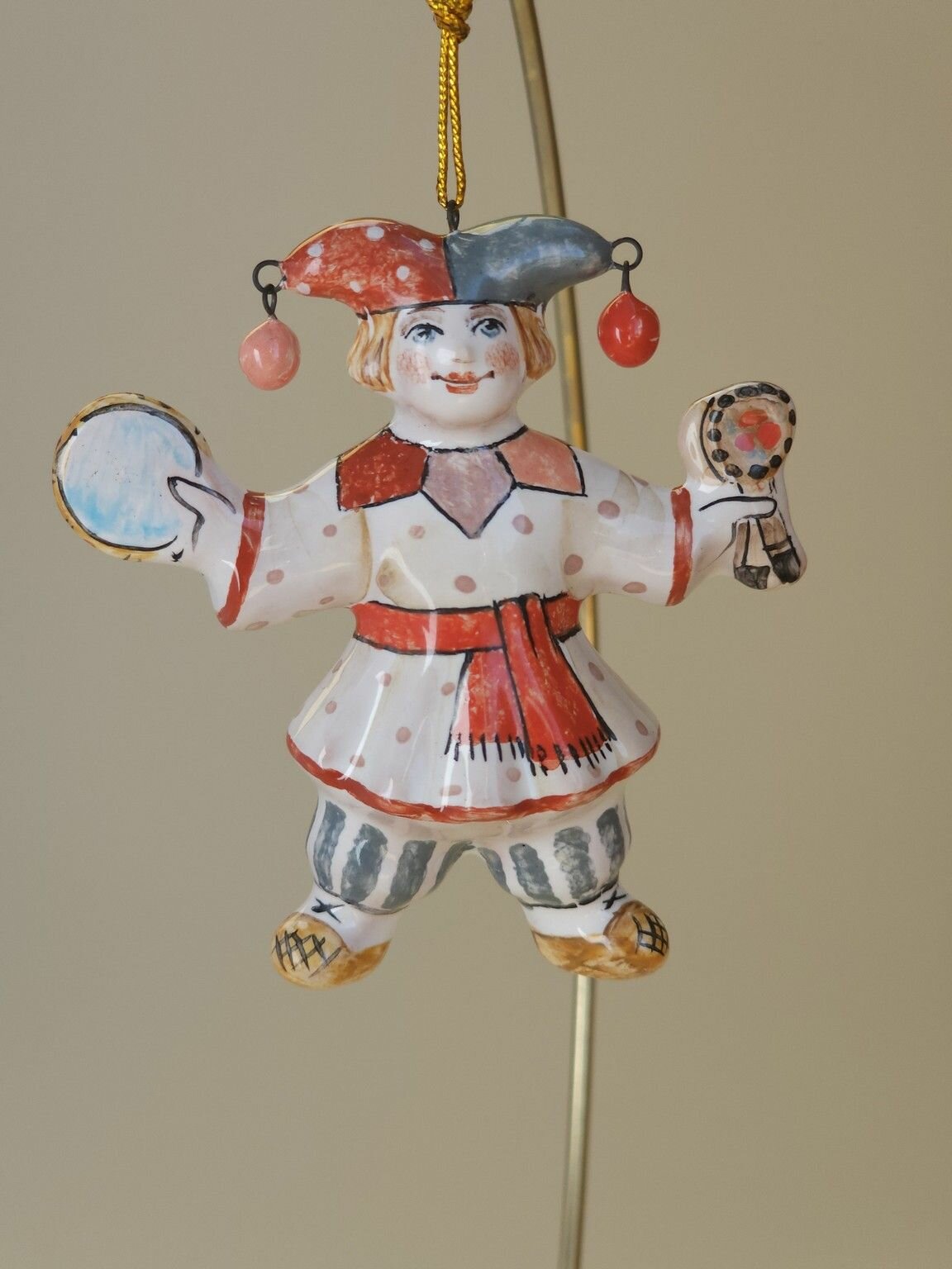 Ёлочная игрушка "Скоморох с бубном". Ярославская майолика. Керамика ручной работы. Сделано в России.