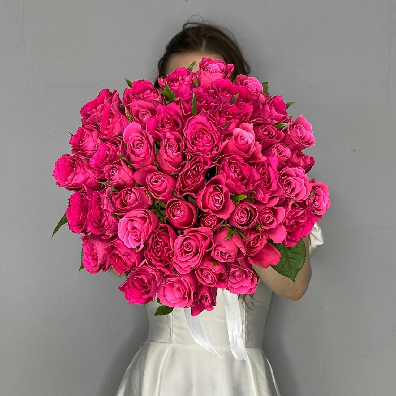 Моно букет, роза кенийская , одноголовая, Madam Cerise , малиновая , 40 см, 51 шт, под ленту.