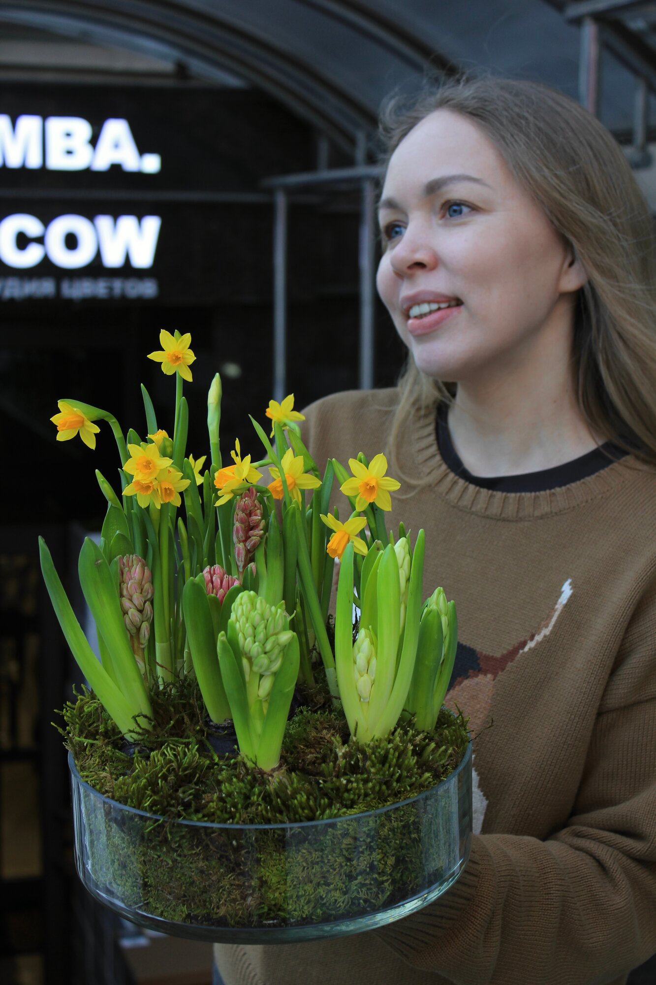 Садик из первоцветов с луковицами от студии цветов клумба. москва 25см