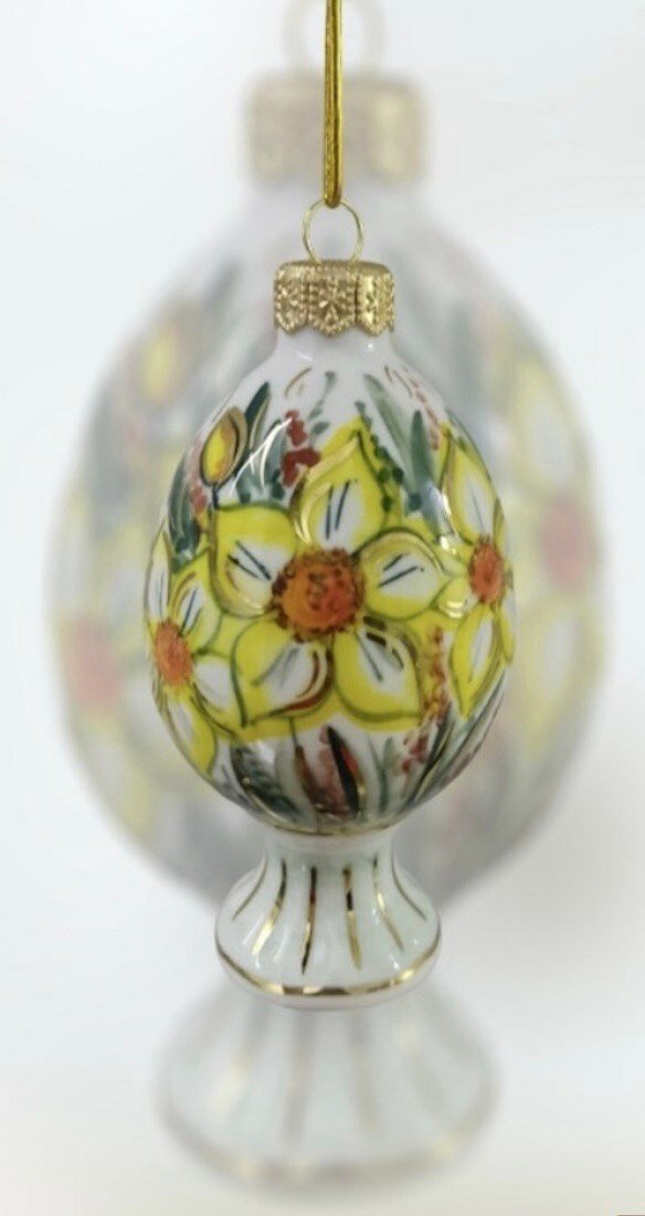 Пасхальное украшение Яйцо ХВ на ножке нарцисс. Коллекция Пасха. Фарфоровая игрушка от Лефортовского фарфора