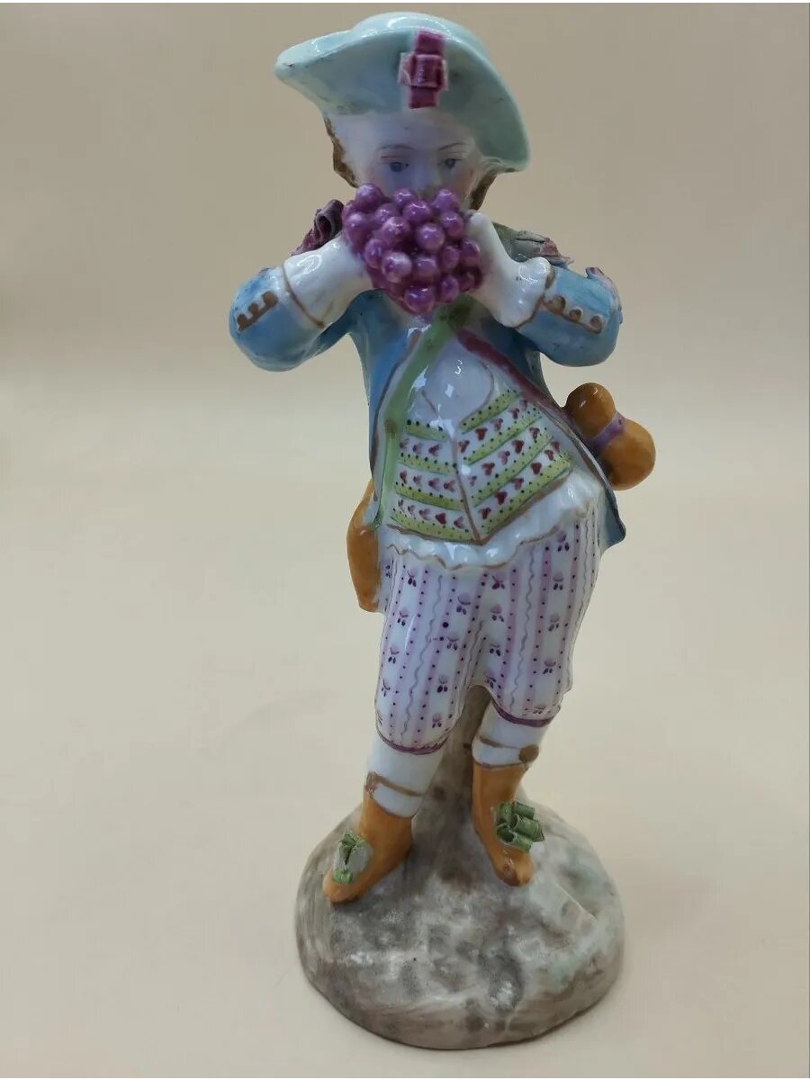 Антикварная статуэтка Юный виноградарь (в стиле Meissen)