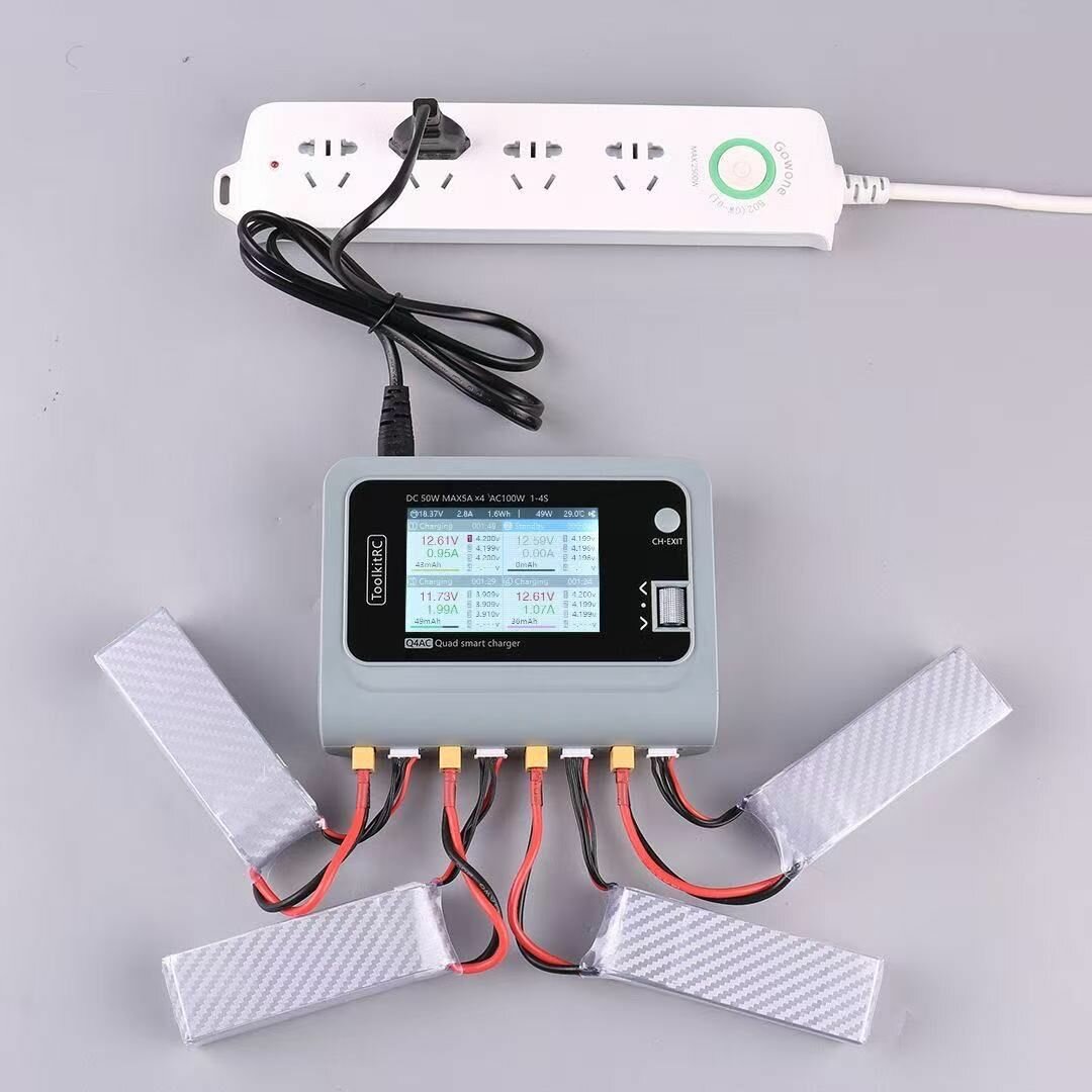 Зарядное устройство ToolkitRC Q4AC 4-канала 200 Вт для LiPo/LiHV/NiMH/PB, 4.3"IPS экран, защита от перезарядки