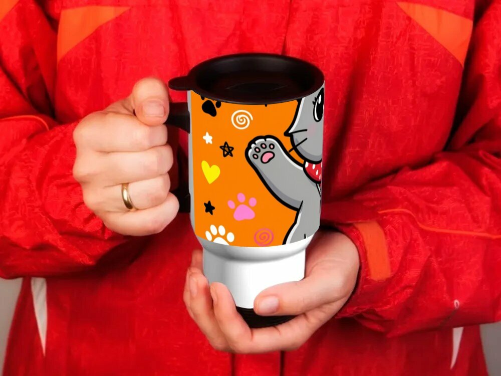 Тремокружка для авто с принтом "Милый серый котенок с бантом. Очаровательный мультяшный зверёк с большими глазами, красным галстуком в горошек и медальоном, на ярком." 0.5 л.