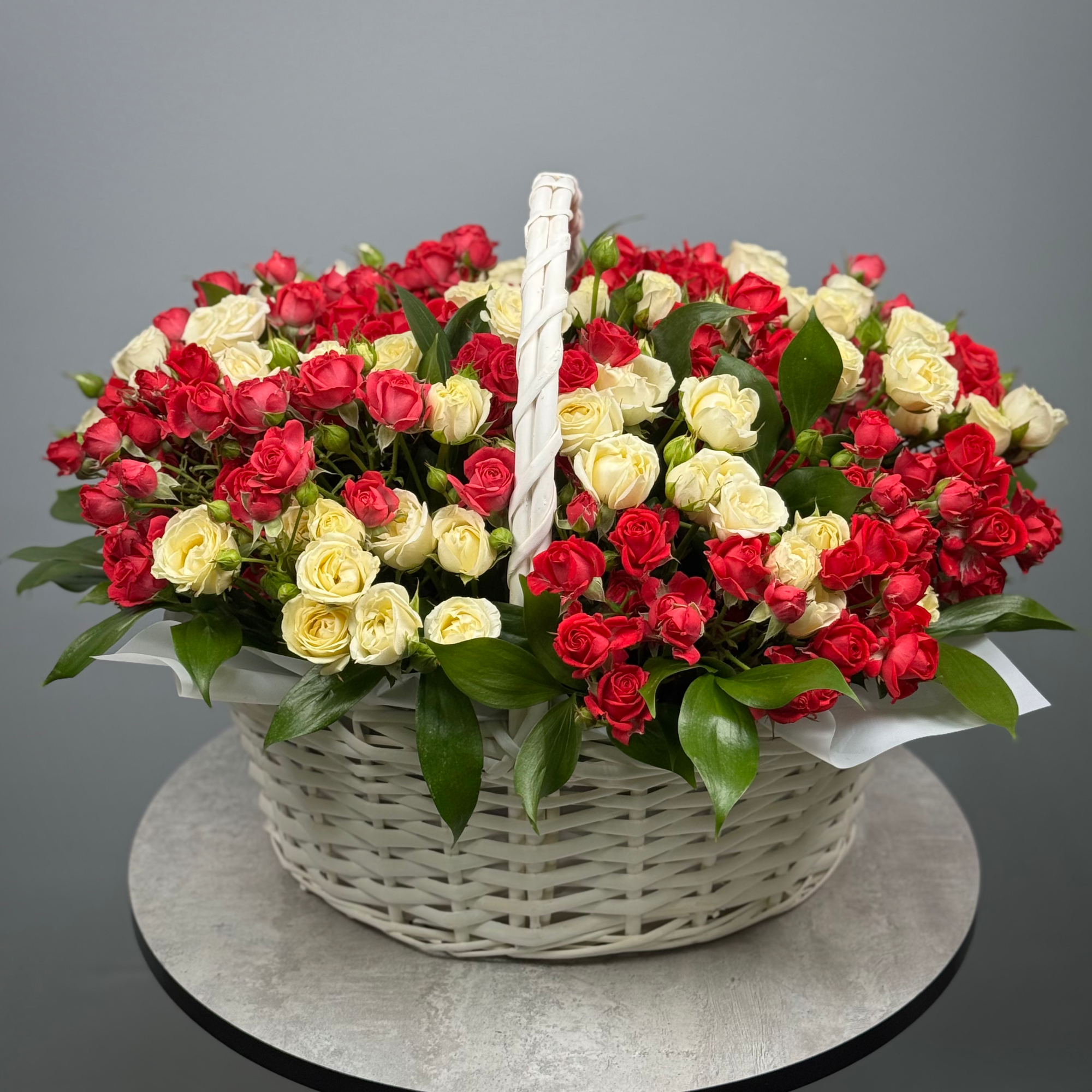 Корзина из кустовых бело-малиновых роз от «365 Поводов» - живые цветы с доставкой