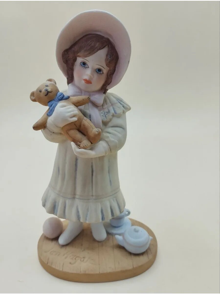 Статуэтка винтажная "Paige" Jan Hagara