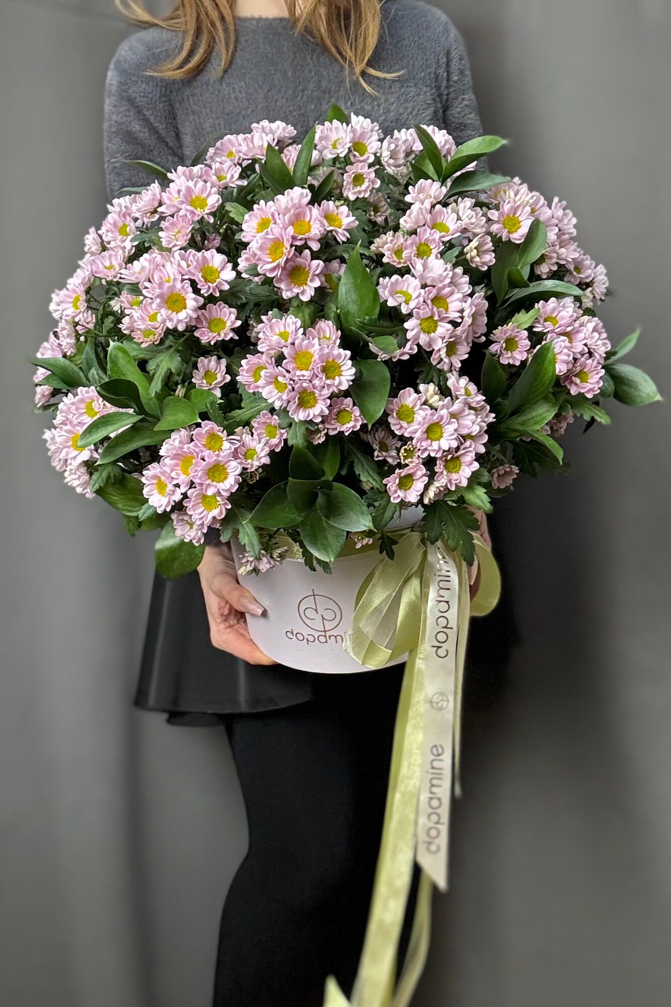 Хризантема "Сантини", сиреневая, в коробке, с рускусом, 40 см. 13 веток