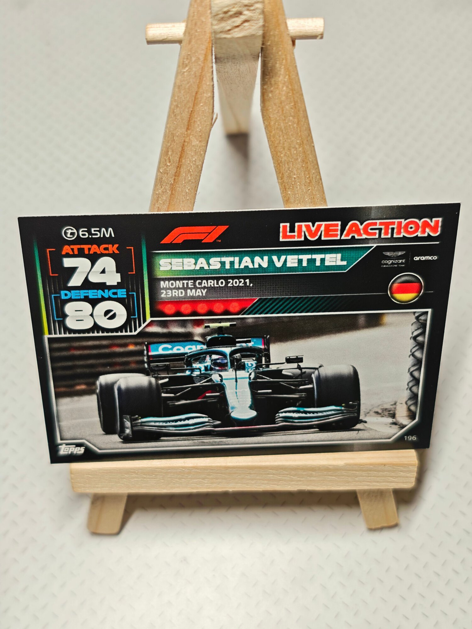 Коллекционная карточка Topps F1 Turbo ATTAX в горизонтальном стандартном формате